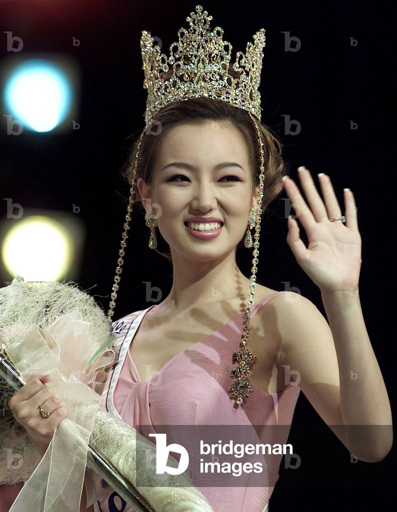Image of SOUTH KOREAN KIM MIN-KYOUNG WAVES AFTER WINNING AT THE 2001