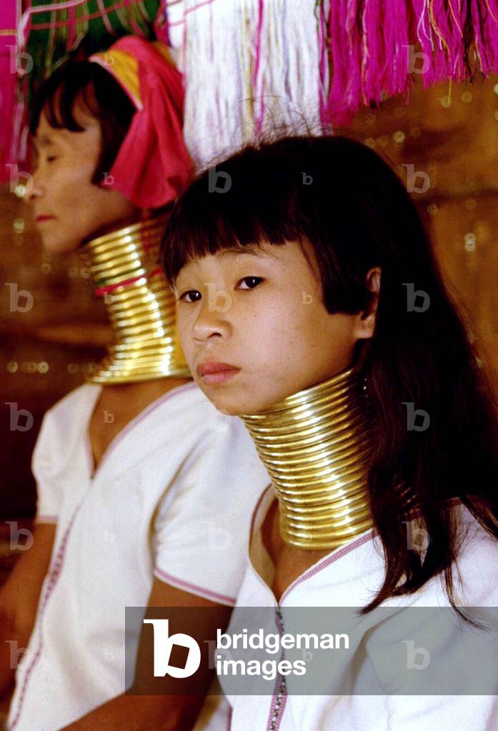 Image of Long neck Karen girl, Moo Yang, 12, (R), poses with