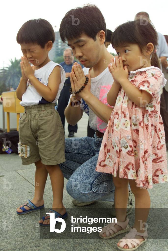 Image of JAPANESE CHILDREN PRAY AT HIROSHIMAS PEACE MEMORIAL PARK, 1999 ...
