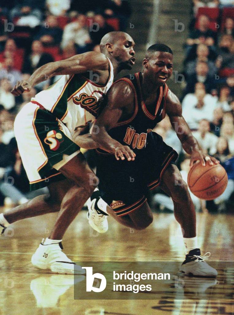 Image of SEATTLE SUPERSONICS' GARY PAYTON FOULS NUGGETS' ANTHONY ...