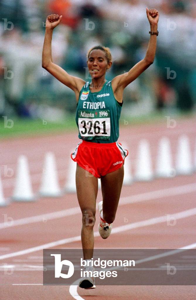 Image of Fatuma Roba of Ethiopia celebrates her gold medal victory in