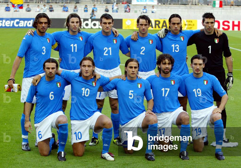 Image of Team Italy pose for a picture before the start of