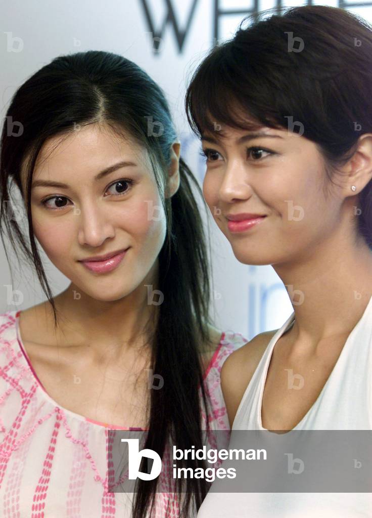 Image of Hong Kong actress Michelle Reis (L) and Thai model Areeya