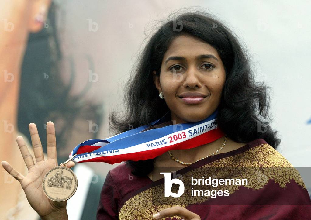 Image of Indian athlete Anju Bobby George displays her bronze medal during