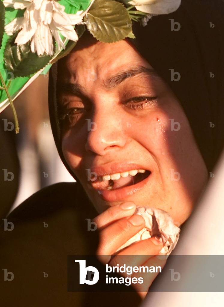Image of PALESTINIAN WOMAN CRIES IN A GAZA CEMETARY, 2000-12-27 (photo)