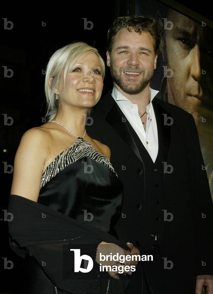 Image of RUSSELL CROWE AND WIFE DANIELLE AT PREMIERE OF MASTER AND