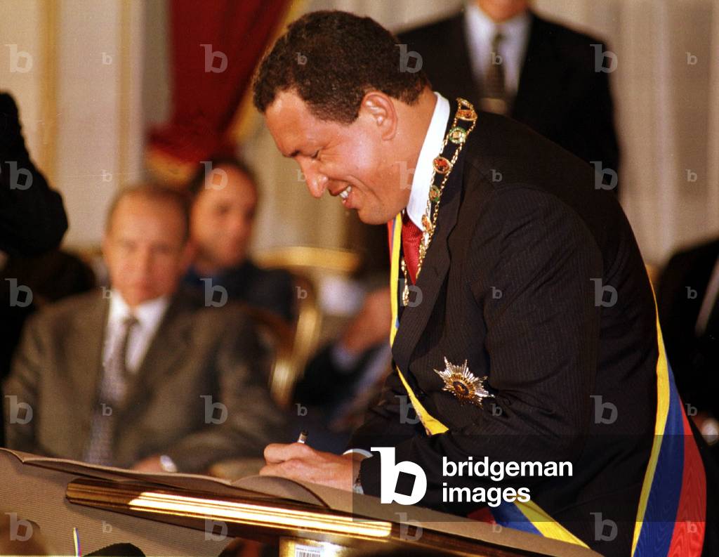 Image of VENEZULAN PRESIDENT HUGO CHAVEZ SIGNS COPY A NEW CONSTITUTION ...