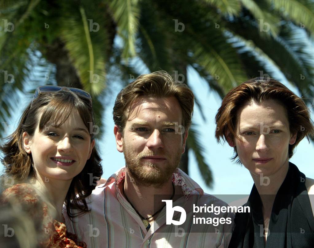 Image of Scottish actor Ewan McGregor (C) poses with British actresses Emily