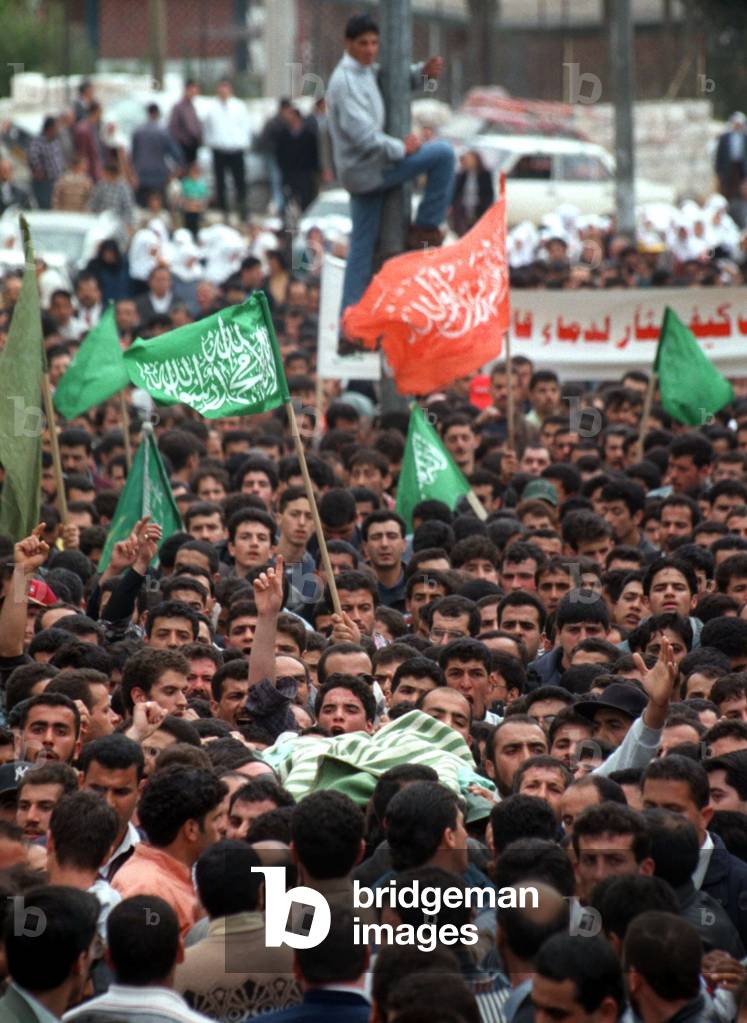 Image of RAMALLAH FUNERAL FOR HAMAS BOMBMAKER, 1998-04-02 (photo)