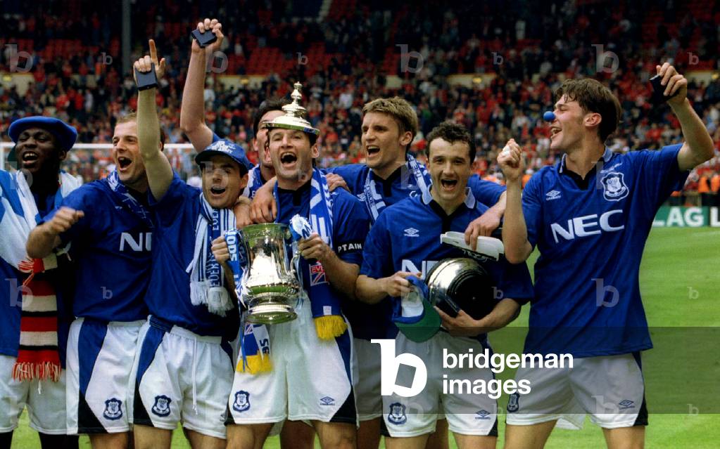 Image of Everton players celebrate their FA Cup Final victory over ...