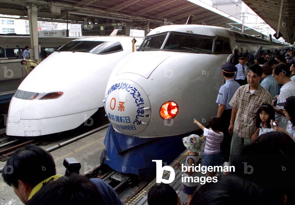 Image of Japanese train fans crowd around a Shinkansen Type Zero (R),
