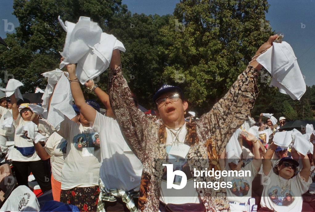 Image of VIRGIN MARY PILGRIM PRAYS AT CONYERS FARM, 1998-10-14 (photo)