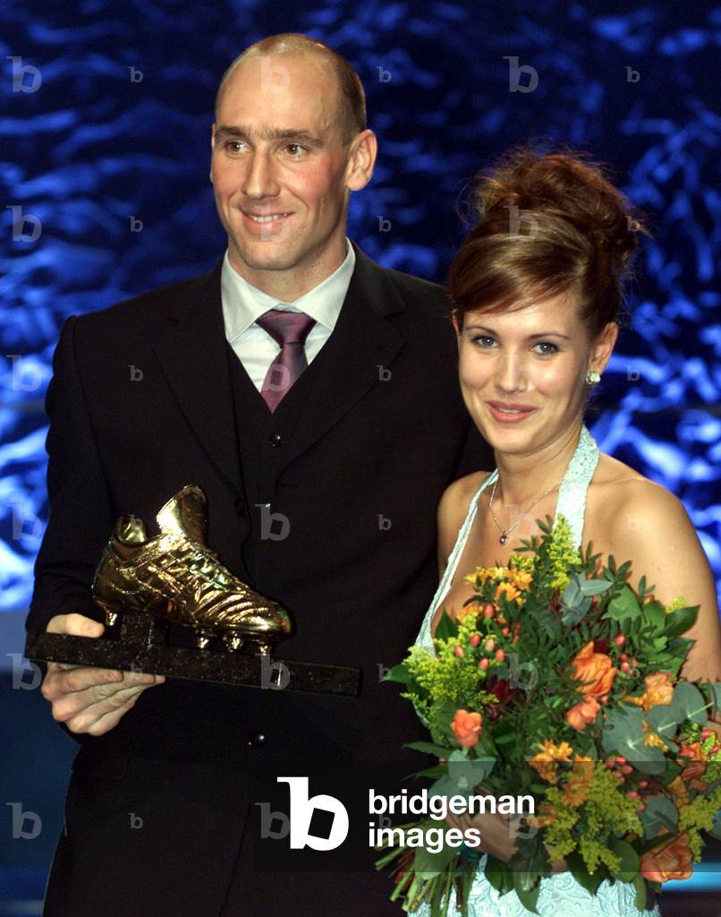 Image of CZECH SOCCER STRIKER JAN KOLLER DISPLAYS HIS GOLDEN BOOT TROPHY