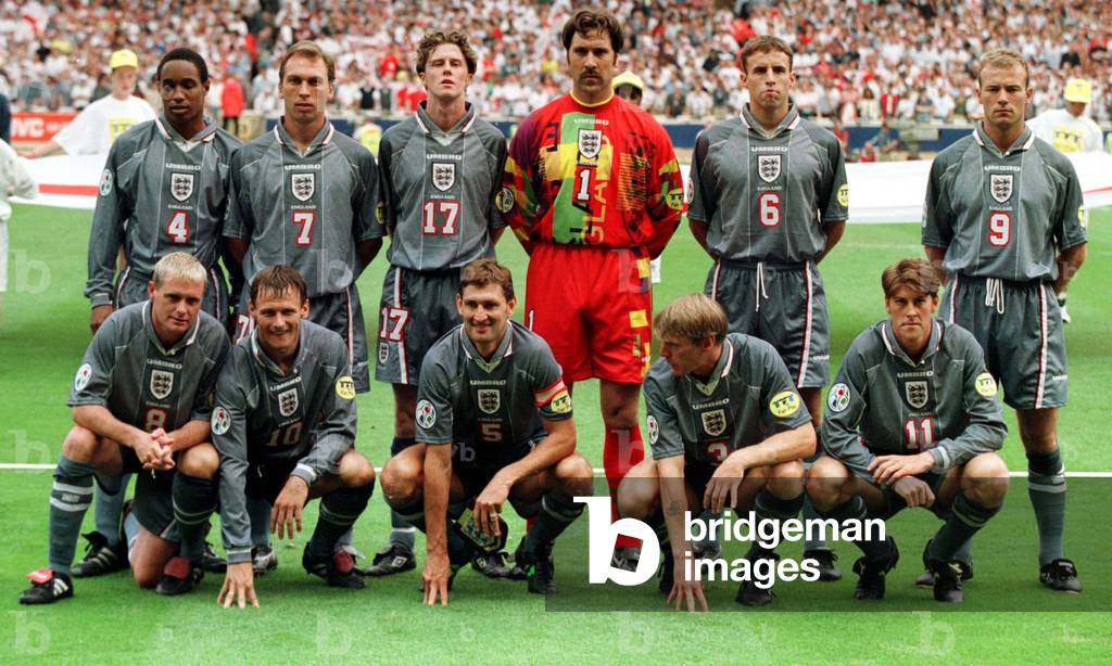Image of The England football team (L-R back row) Paul Ince, David