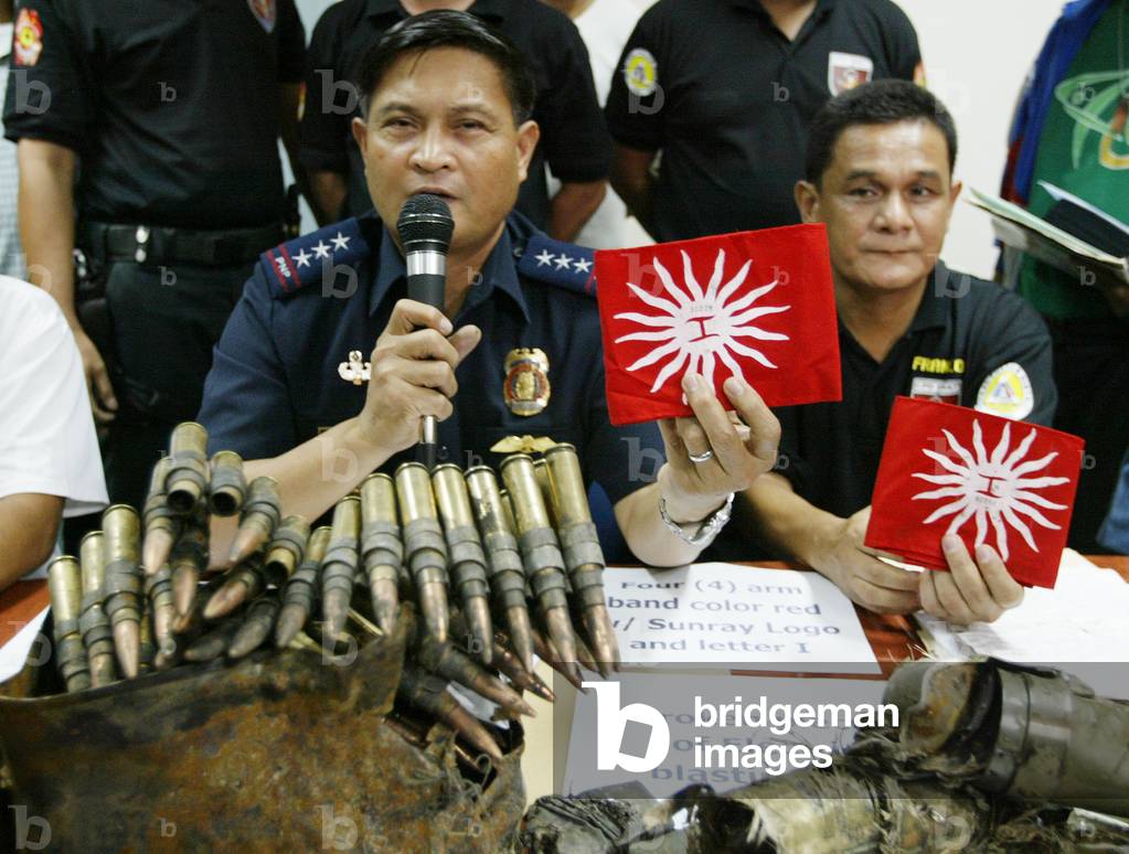 Image of POLICE OFFICIAL SHOWS MATERIALS SEIZED DURING COUP IN MANILA ...