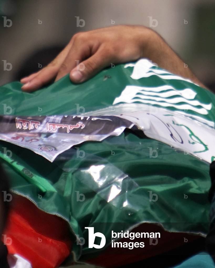 Image of PALESTINIAN TOUCHES THE BODY OF HAMAS MILITANT MUHANAD AL ...