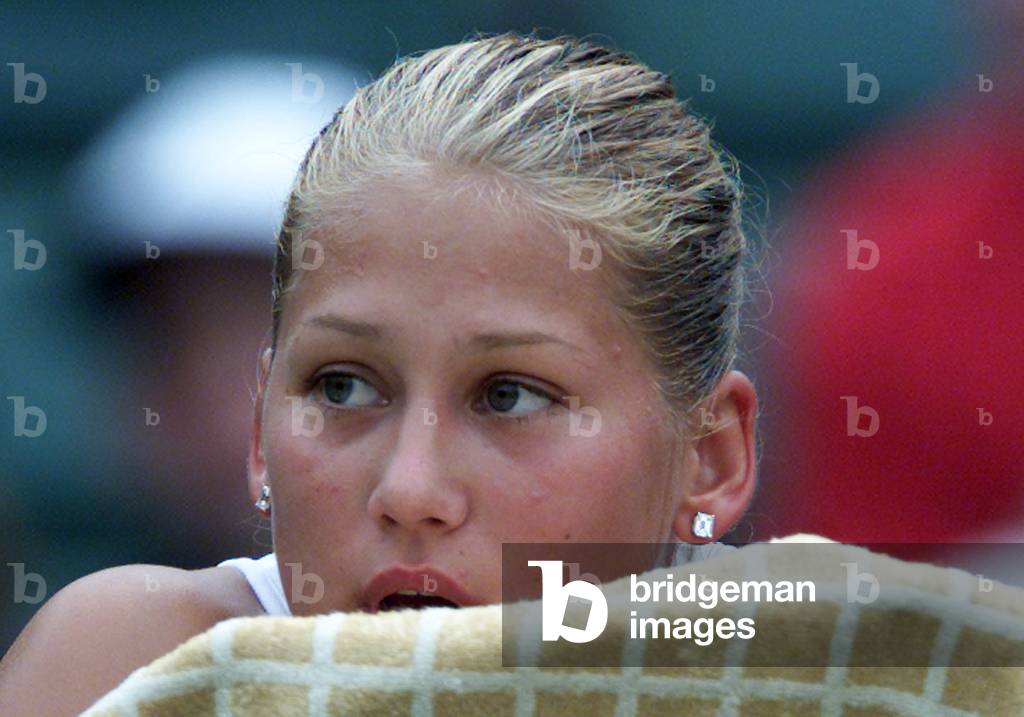 Image of Russia's Anna Kournikova wipes her face during her second round
