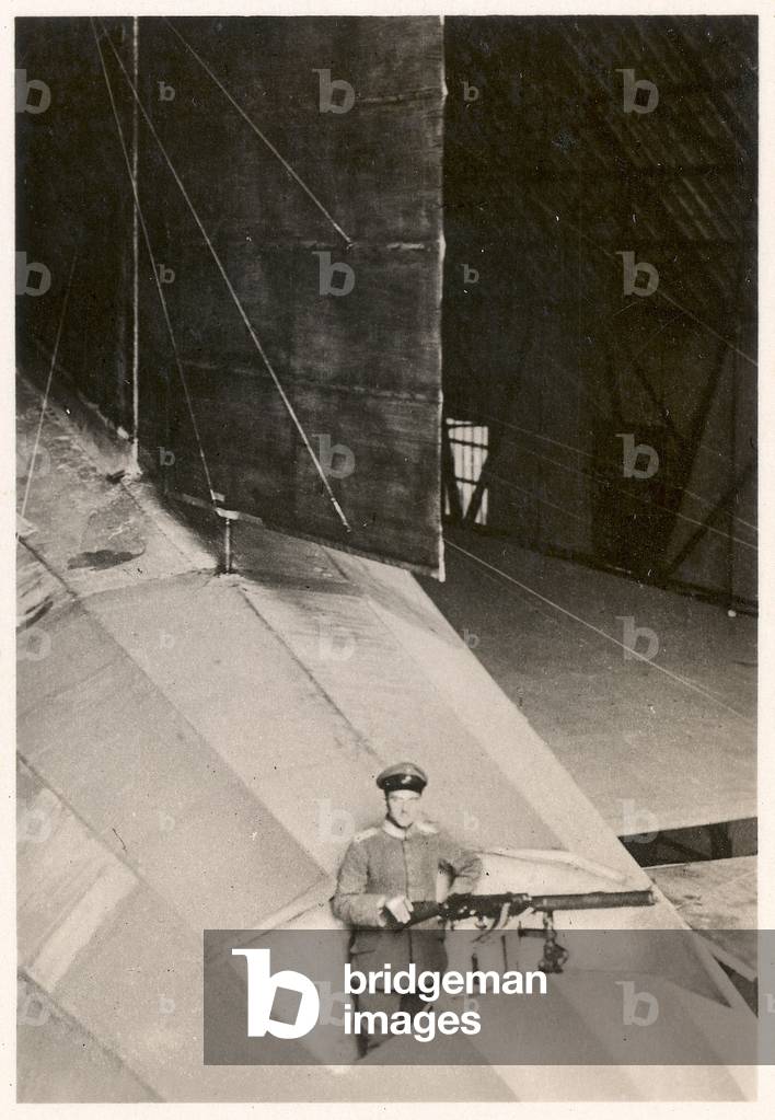 Image of Picture No. 50: Soldier at a machine gunpost on the by German ...