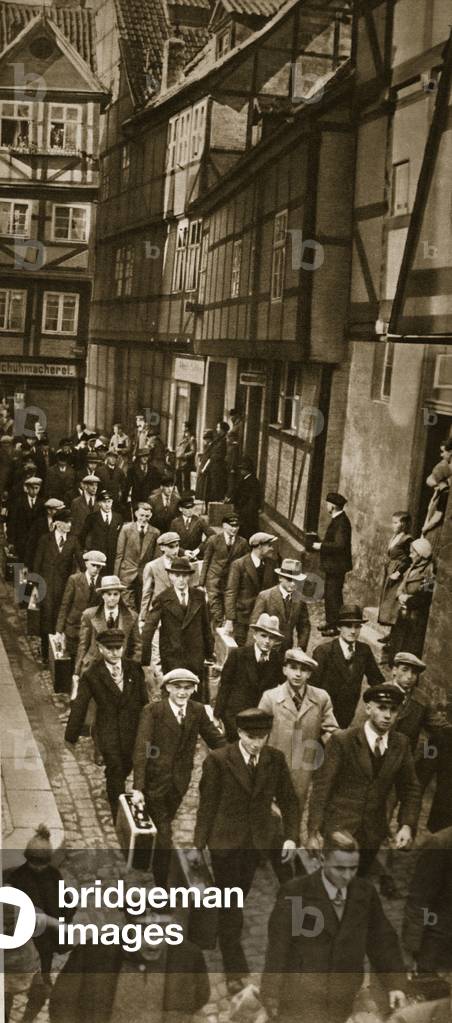 Image of First World War veterans and new recruits are summoned to by ...