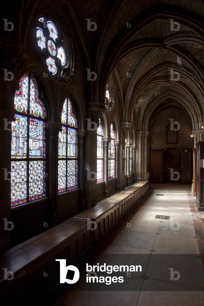 Image of The arches of the cloitre are adorned with eighteen verrieres