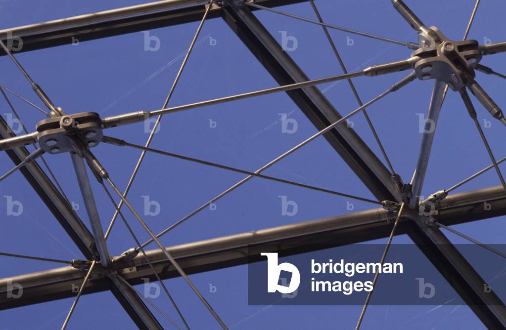 Image of Detail der Struktur der Pyramide des Louvre, des Grand Louvre ...