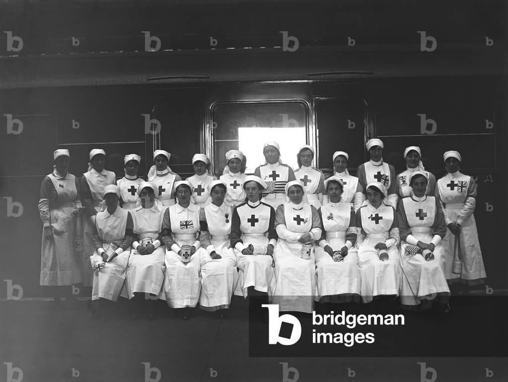Image of Group of nurses at Huddersfield Station, First World War, 17