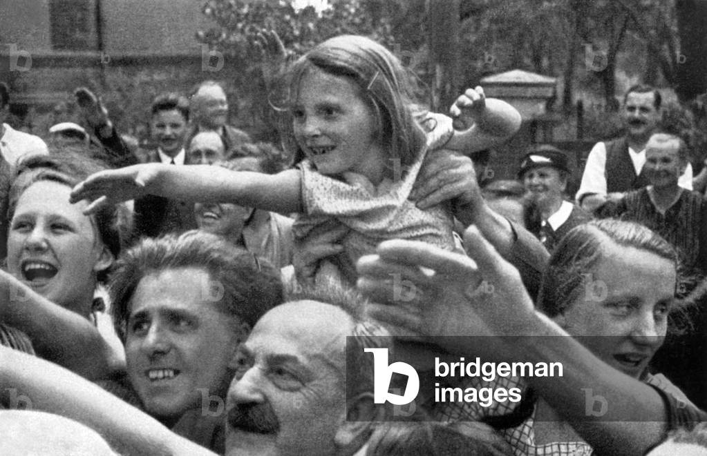 Image of Germany : Crowd greeting Hitler at House of German Art