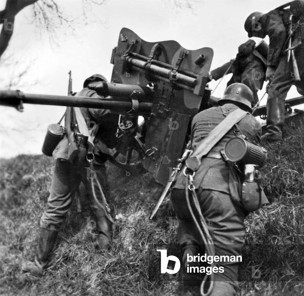 Image of Germany : German anti-tank gun crew manhandle their gun up