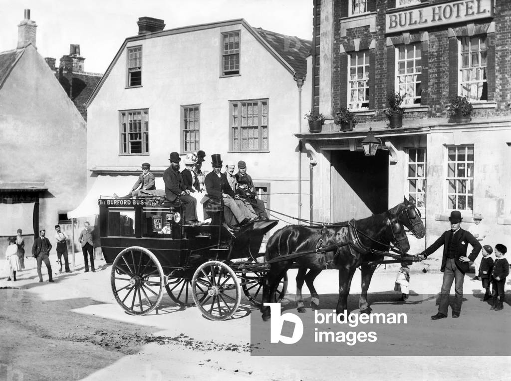 Image of United Kingdom : The Burford Horse Bus Outside The Bull