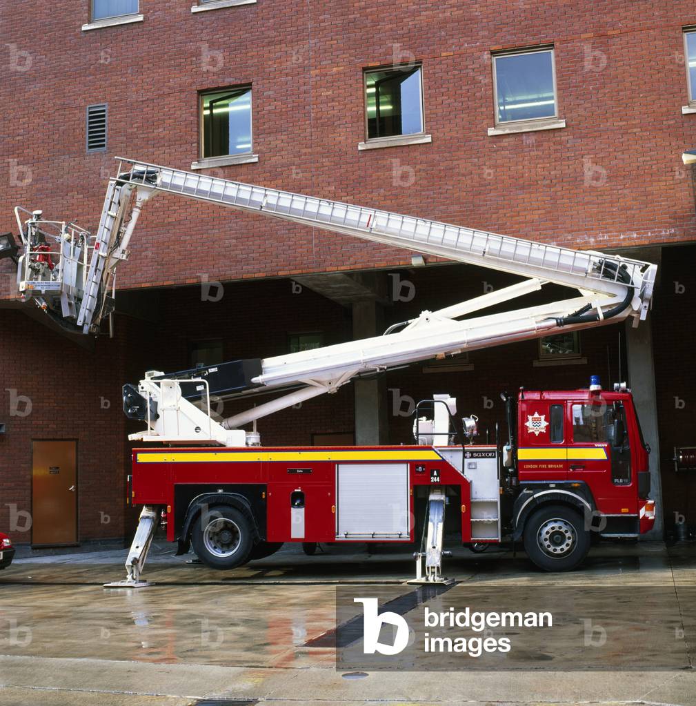 Image of Fire engine with extension ladder and lateral stabilizers ...