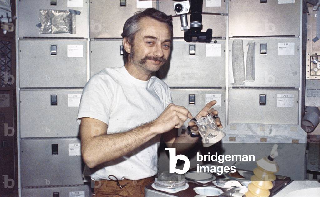 Manned Space Flight, USA, Apollo-Skylab Astronaut Owen Garriott eating ...