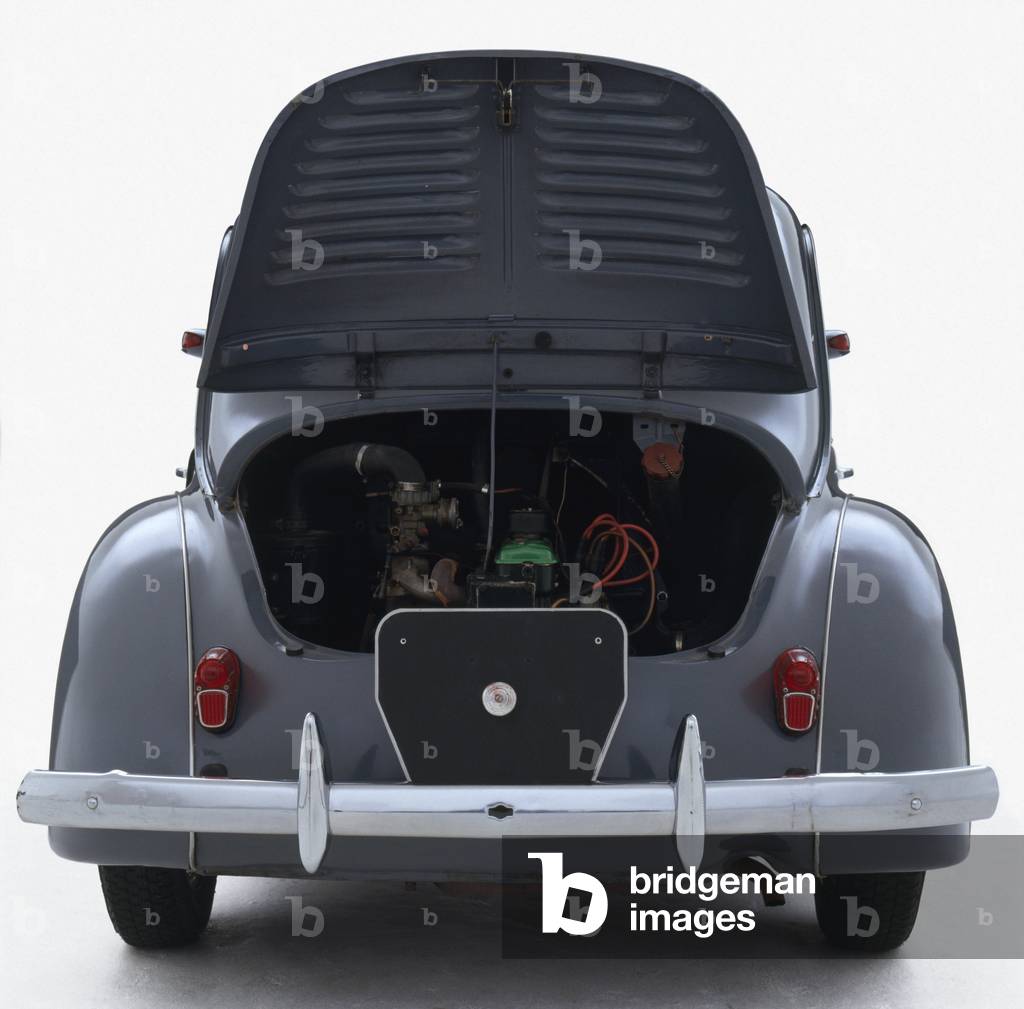 Image of View of engine in back of Renault 4CV, also known