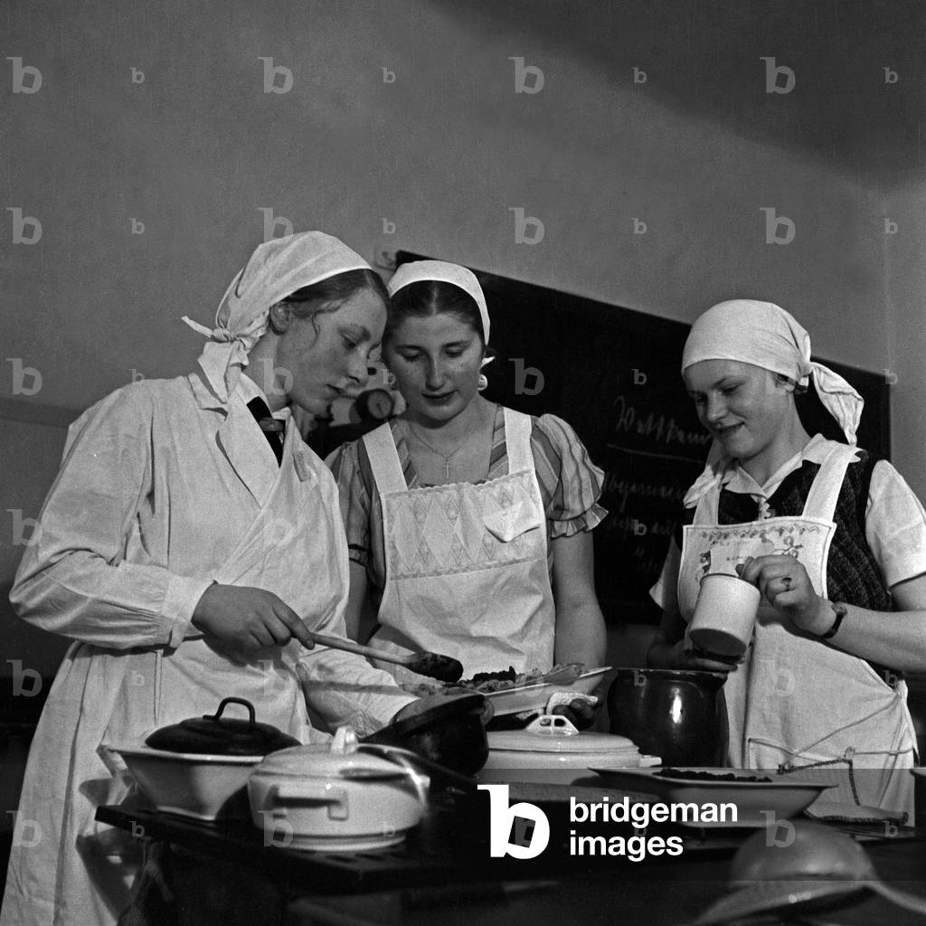 Image of Cooking as part of home economics at the Reichsberufswettkampf ...
