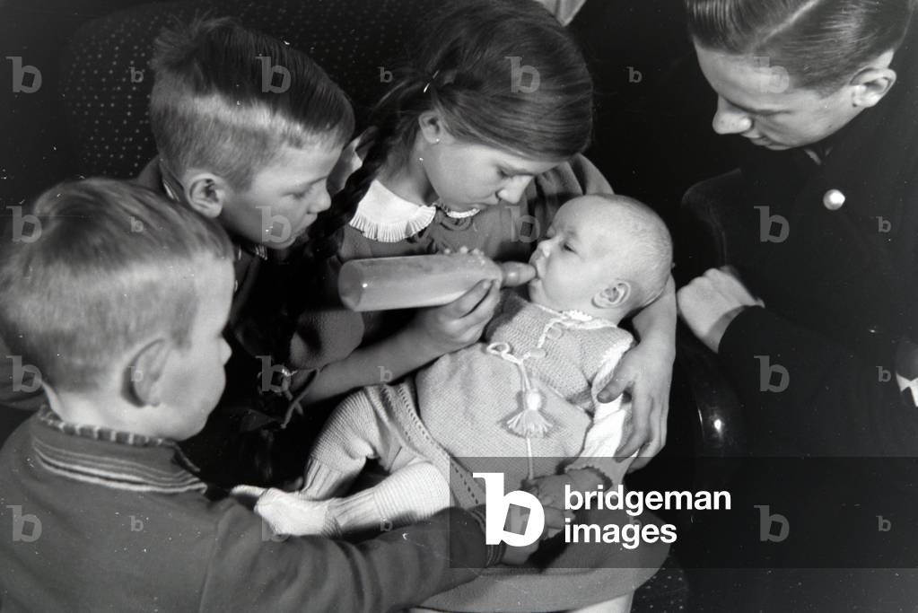 Image of Members of an extended family with the newborn baby, Germany