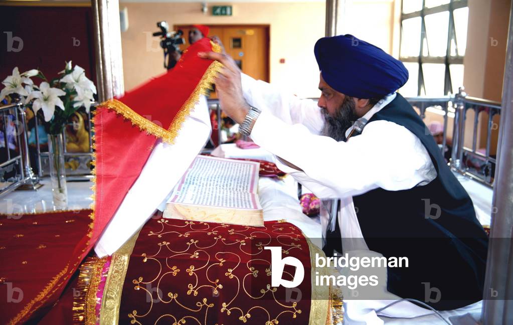 Image of Removing the rumala cloth from the Guru Granth Sahib (photo)