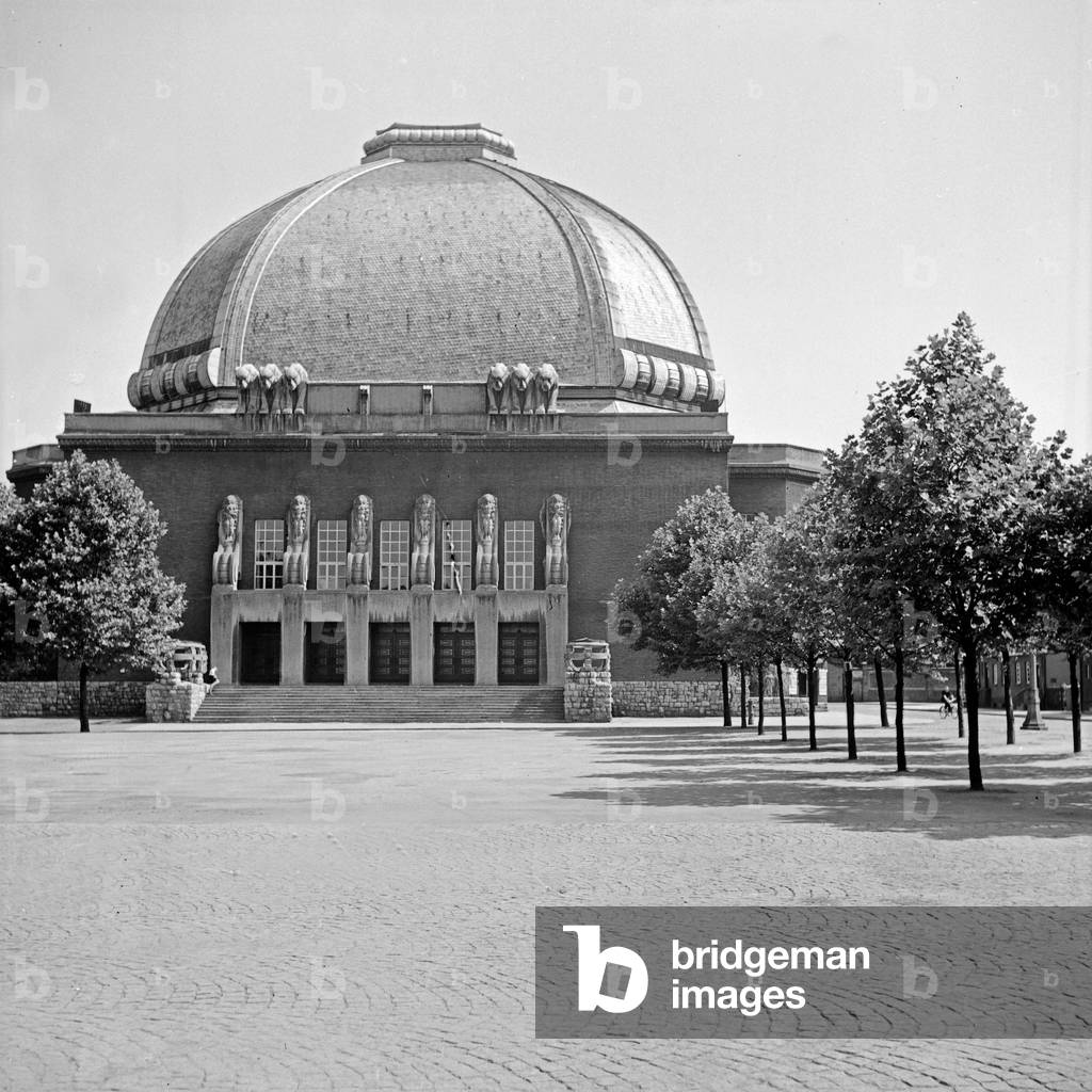 Image of Square and entrance of Hagen town hall, Germany 1930s (b/w