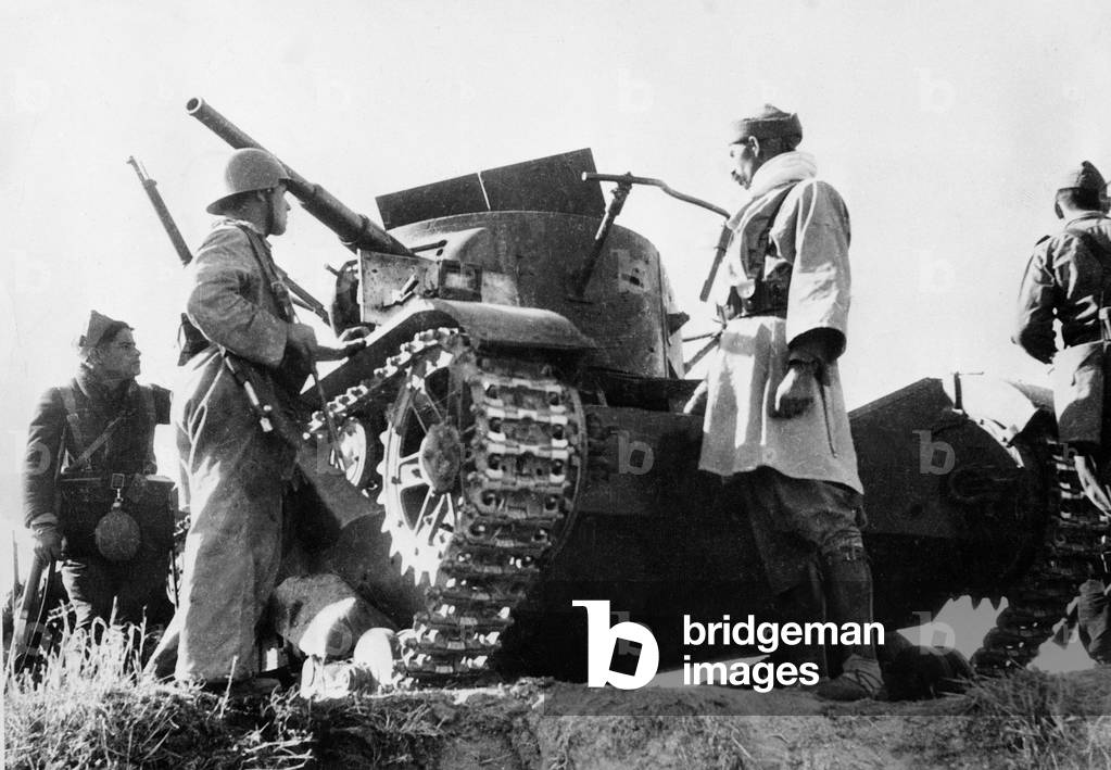 Image of Russian tanks (support to communist anti-francoist) in 1936 ...