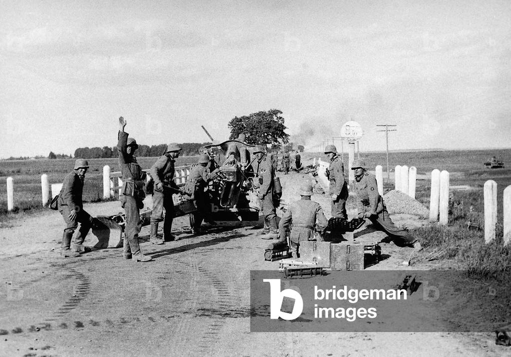 Image of German artillery in WWII on the Eastern front, 1942 (b/w