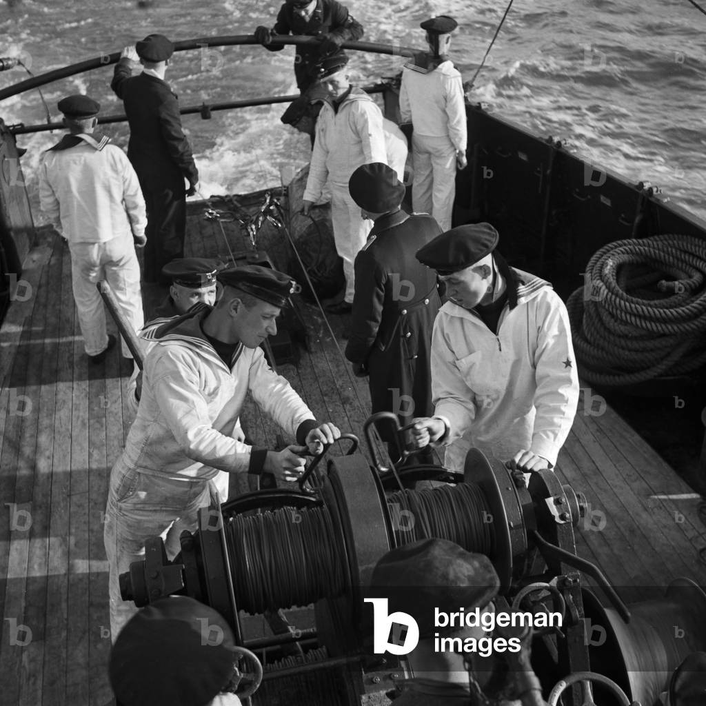 Image of Sailors of a minesweeper at an exercise on their mindsweepers,