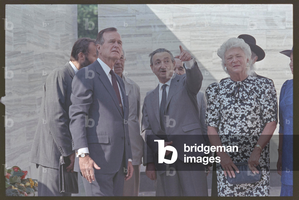 Image of US President and Mrs Bush listen to Marek Edelman, Deputy by ...