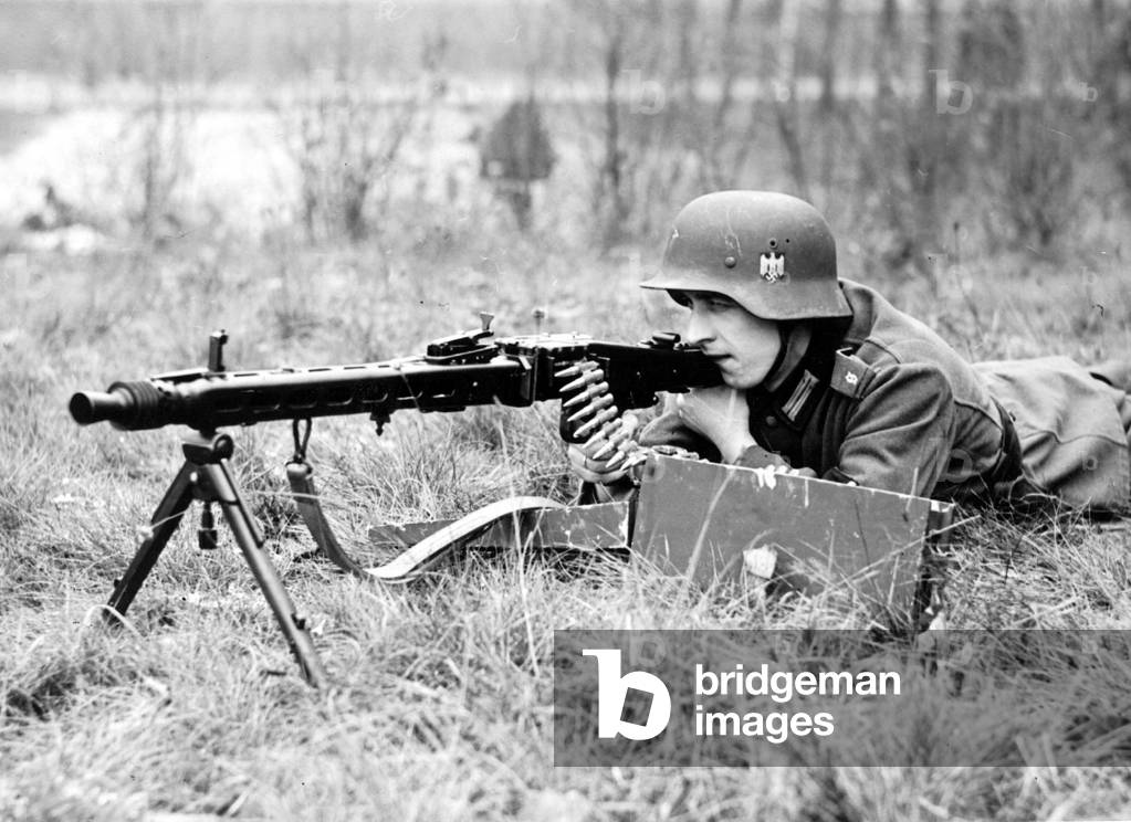 Image of German Soldier with MG 42, 1942 (b/w photo)