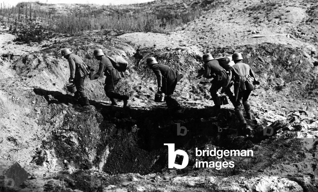 Image of German soldiers carry food to the first frontline, 1916 (b/w