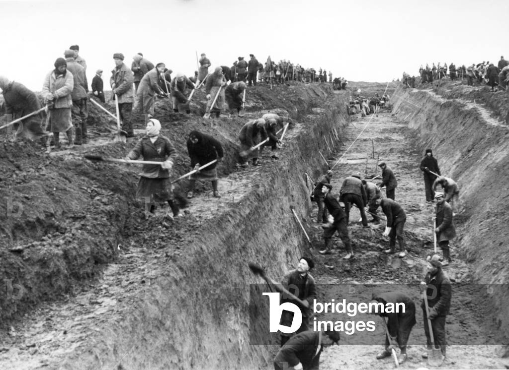 Image of Muscovites Dig Anti-Tank Ditches in Moscow Region, During ...