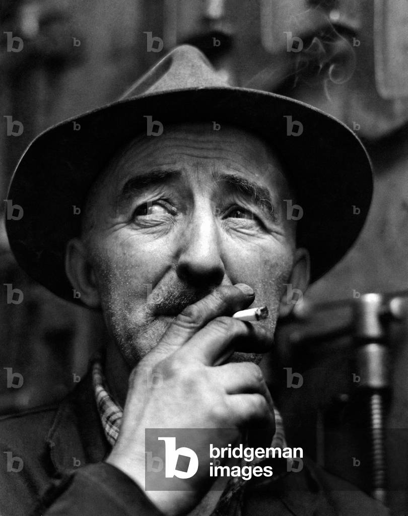 Image of The famous craftsman Evaldo D'Andrea while smoking a cigarette