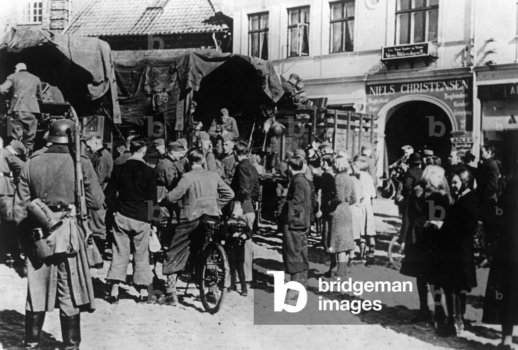 Image of Danish civilians and German soldiers in a square of Vyborg