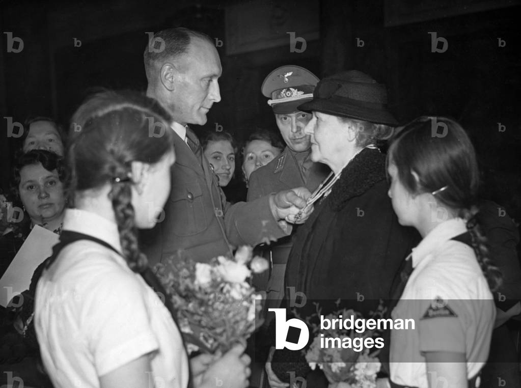 Image of Awarding of the Cross of Honour of the German Mother,
