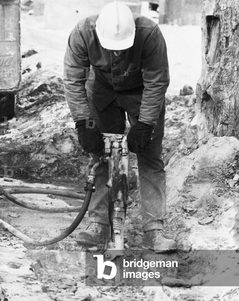 Image of Worker using a pneumatic drill