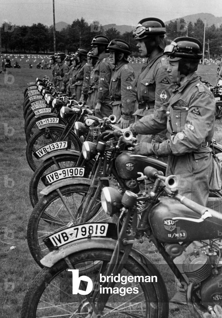 Image of Motor HJ members at the inspection of the motorcycles, 1938