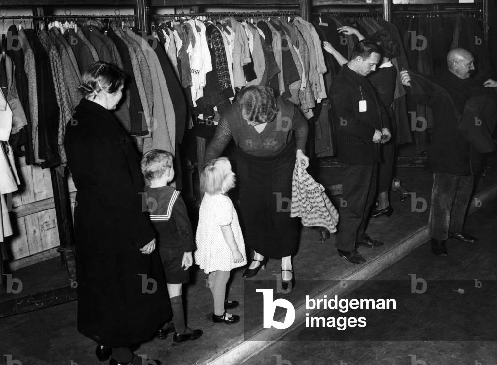 Image of NSV members distribute clothes in Berlin-Schoeneberg, 1934 (b ...