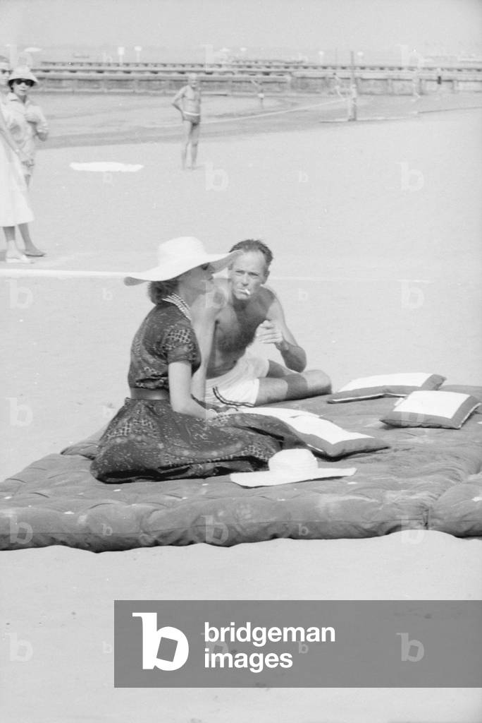 Image of Afdera Franchetti and Henry Fonda on the beach, Italy, 1957